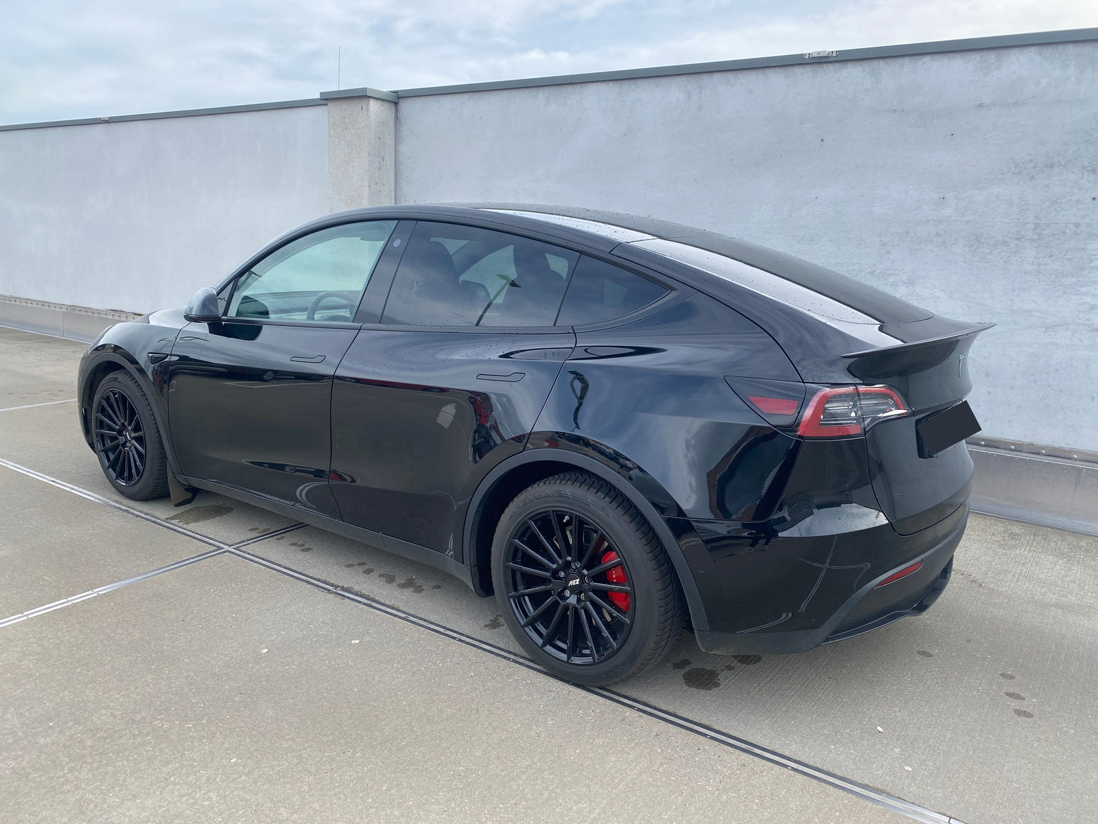 Tesla Model Y Felgen Komplettrader AEZ Atlanta Black in 19 Zoll Schwarz Tesvolution